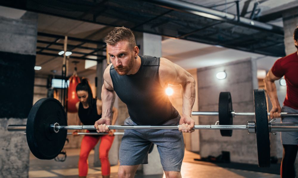 Muscle ton dos efficacement avec le rowing à la barre 🏋️‍♂️